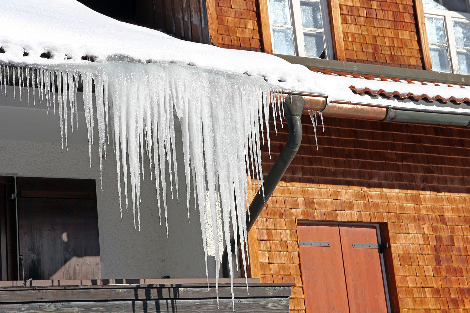 Solutions to Battle Ice Dams on Roofs in Toronto